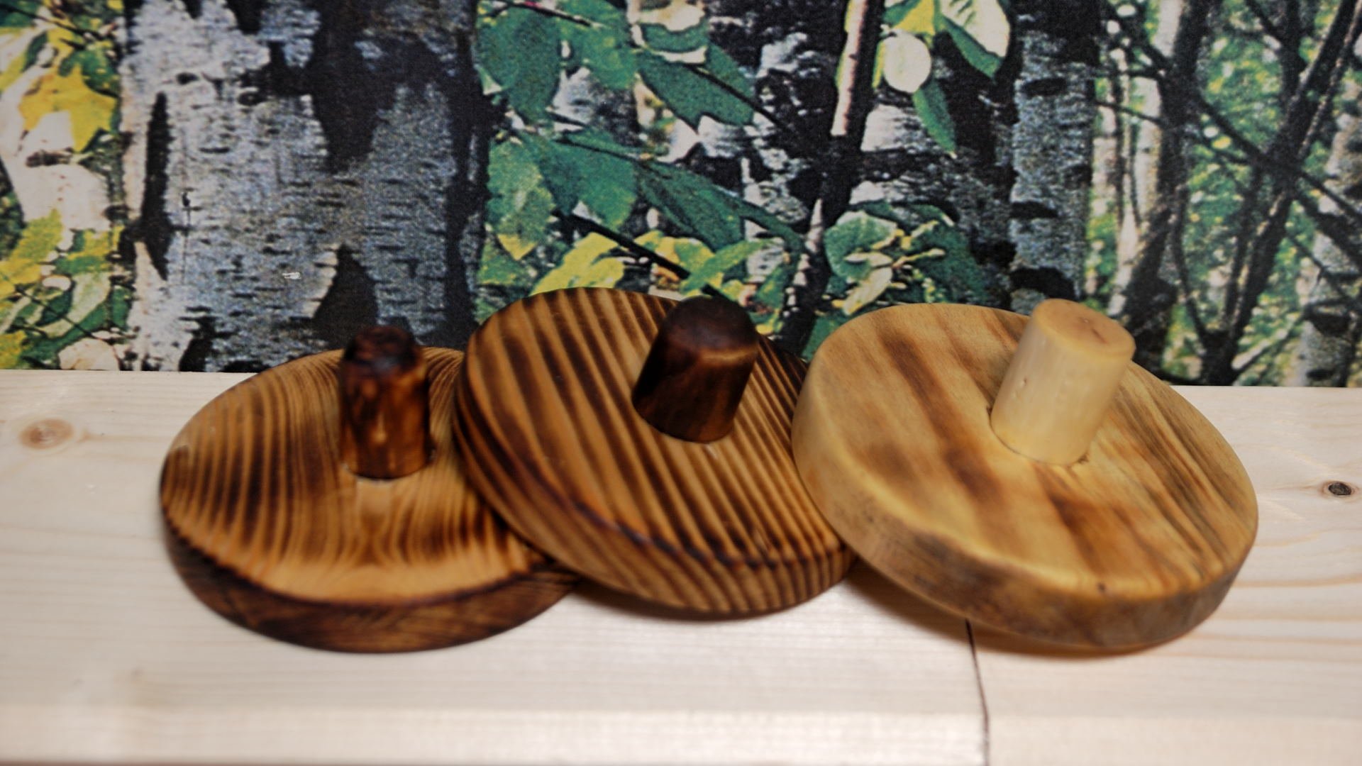 Крышки для берестяных туесов из обрезков доски.