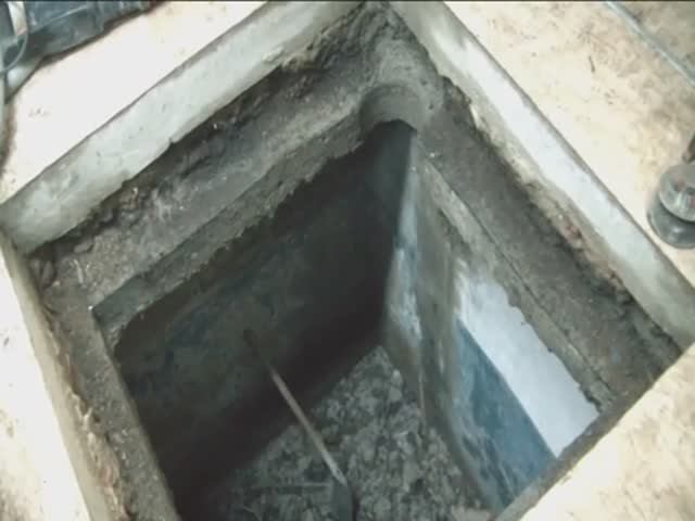 Люк в подвал бомбоубежища