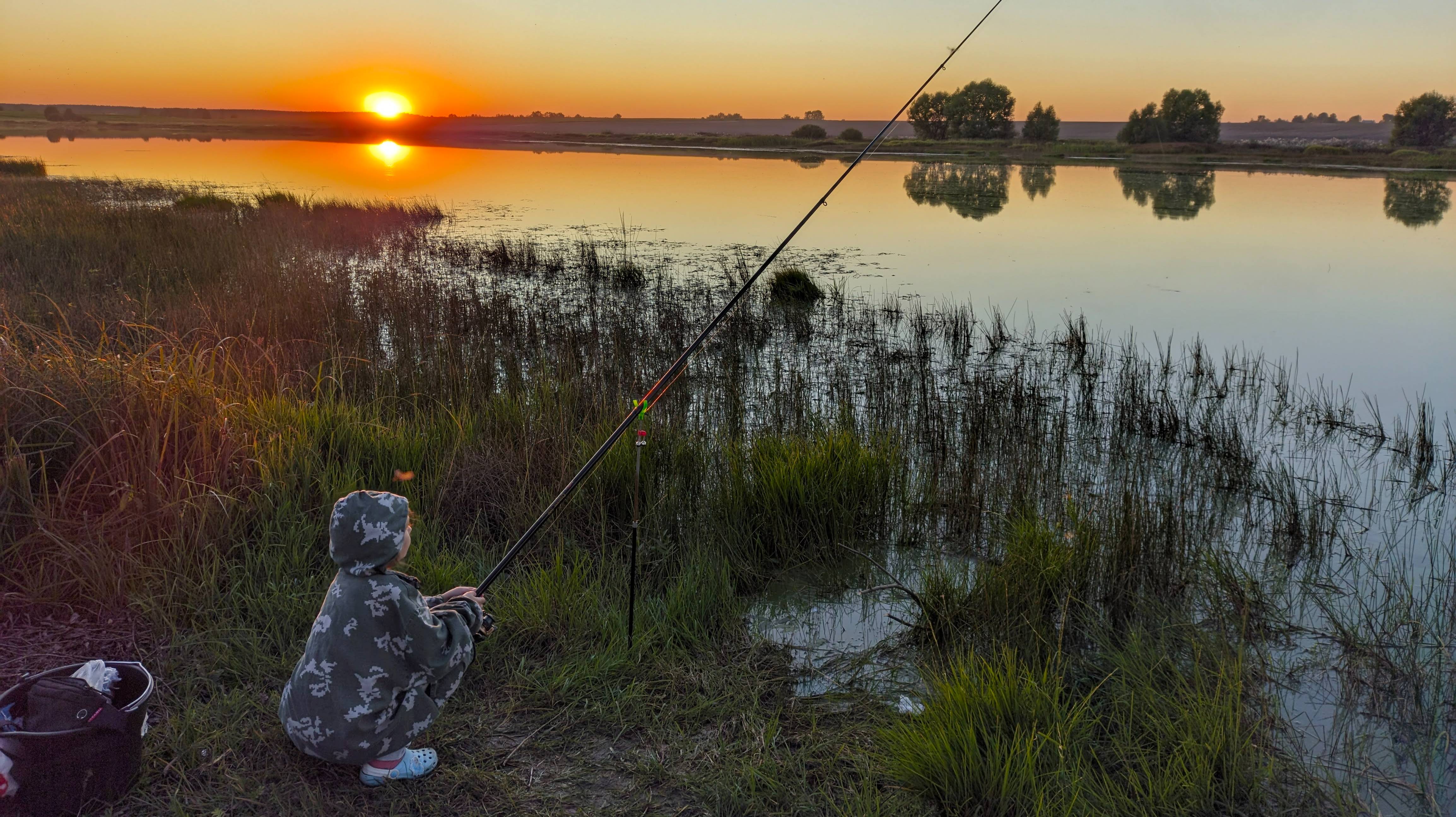 Я с папой на рыбалке ловлю карасей