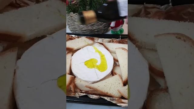 Запеченый камамбер с сухарями