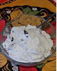 Творог с жимолостью