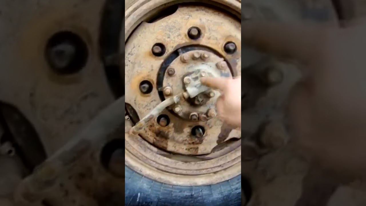 ❗На ЗИЛ-131 как правильно снять колесо, чтоб не отломить шланг подкачки! ПОЛНОЕ видео ЗДЕСЬ⬇️