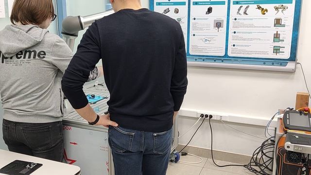 Взаимодействие человека с коллаборативным роботом UR5e в задачах совместной сборки