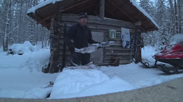 ОХОТА И РЫБАЛКА В ТАЙГЕ / ПРОВЕРЯЮ КАПКАНЫ НА КУНИЦУ И ЖЕРЛИЦЫ НА НАЛИМА И ЩУКУ / ИЗБА