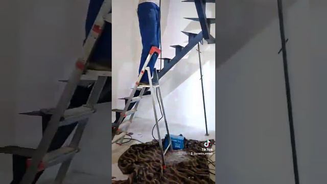 Монтаж лестницы на моно косоуре процесс I монтаж металлической лестницы