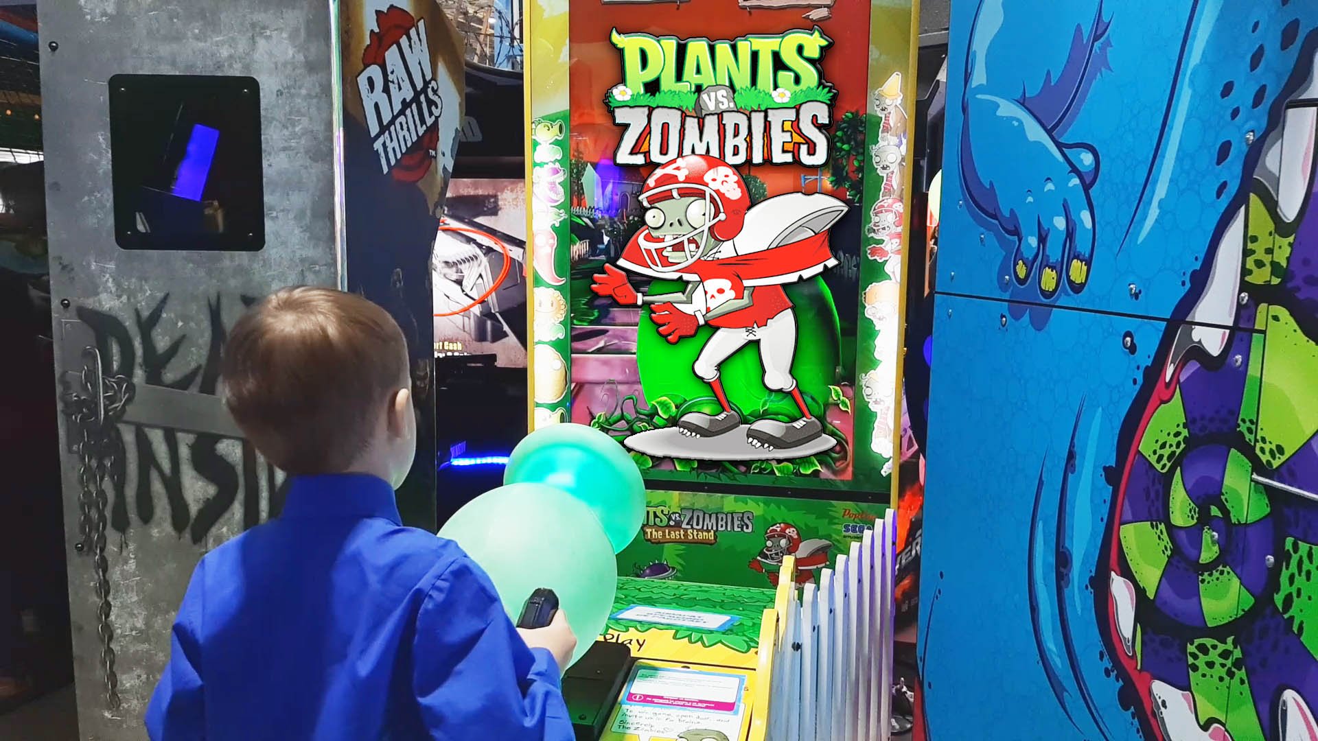 МАЛЫШ играет в РАСТЕНИЯ ПРОТИВ ЗОМБИ.