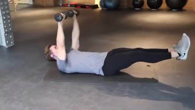 Удержание ног над опорой с работой корпусом и руками с гантелями