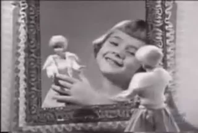 Первая реклама аутфитов для Барби и Кена