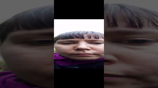 В лесу_2. Ем красную рябину.