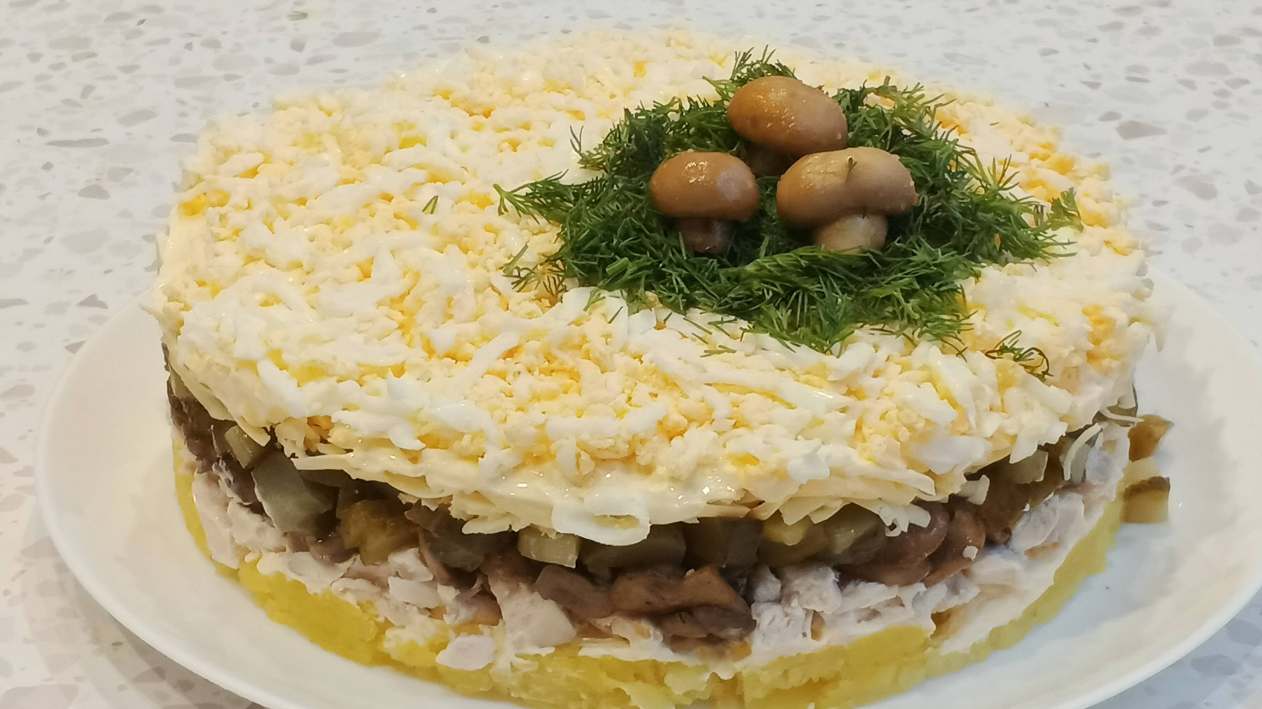 Слоёный салат с грибами
