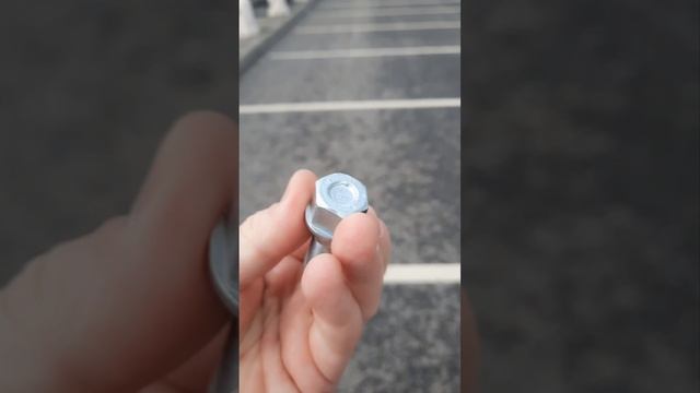 Заменил сломанный колесный болт