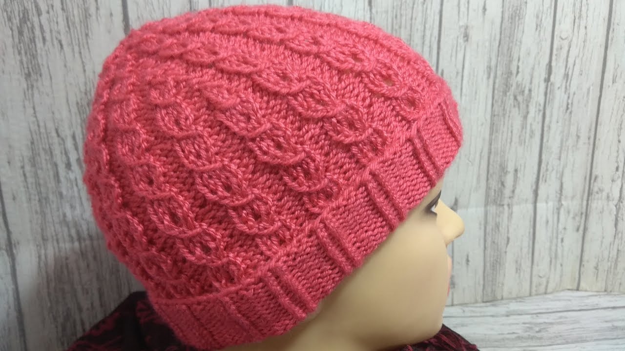 Вязаная шапка спицами узором замочек.