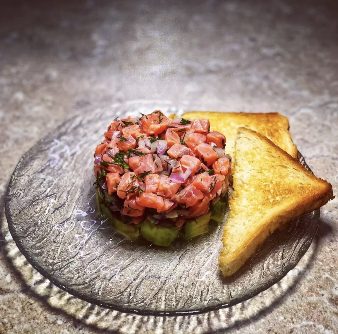 Тартар из лосося и авокадо.