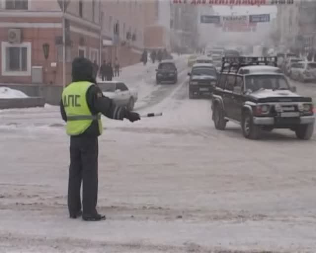 Машины на зимних дорогах.