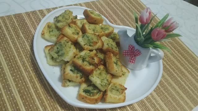 Золотые чесночные гренки с сыром и зеленью, хрустящие снаружи и мягкие внутри