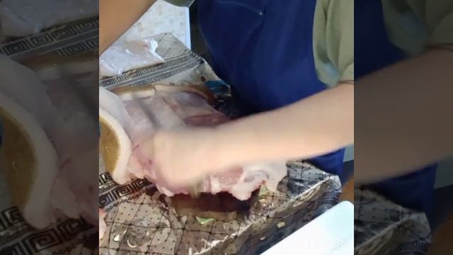 Разделываю мясо жарю свежину.