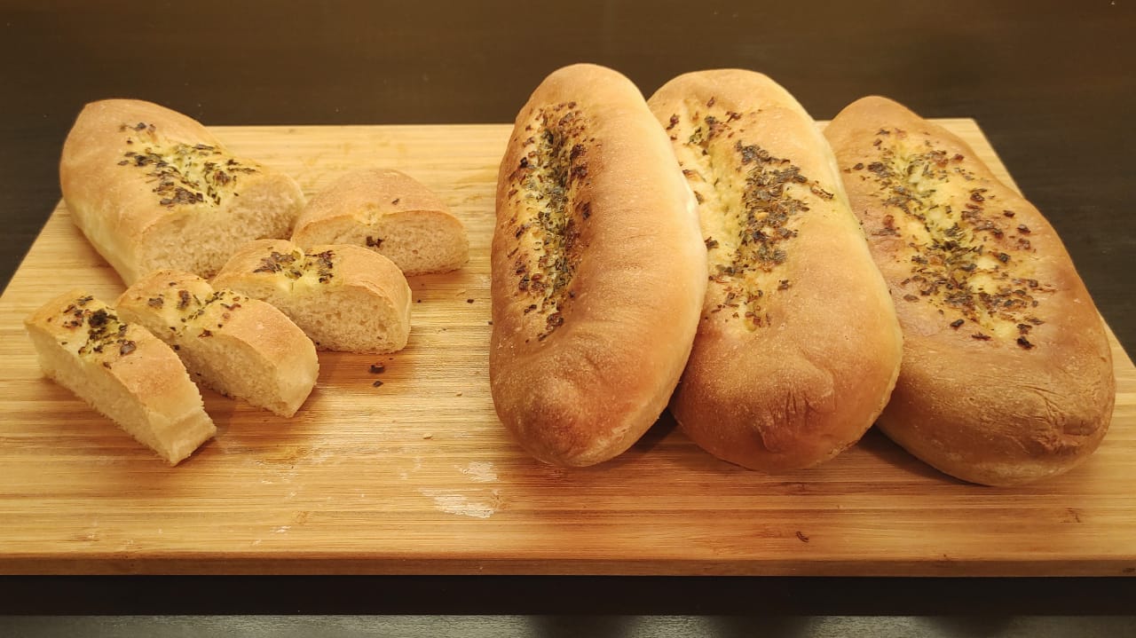 Домашний луковый хлеб и чесночный батон