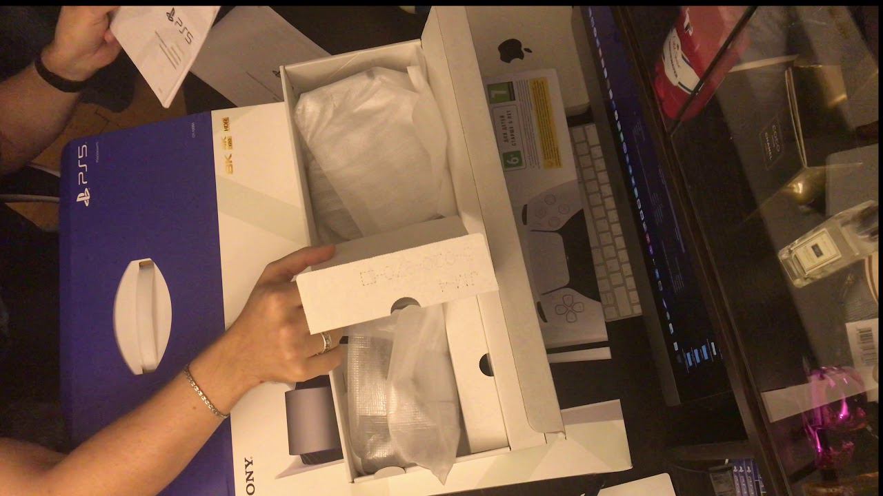 Главное — правильно вкрутить болтик! Распаковка PlayStation 5 (снято 20 ноября 2020 года)