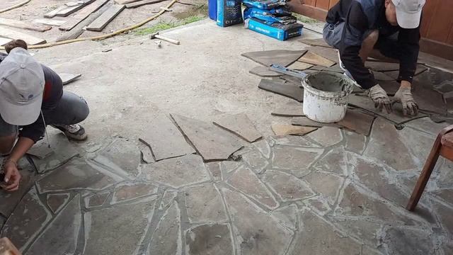 Как сделать красивый пол в беседке из природного камня.