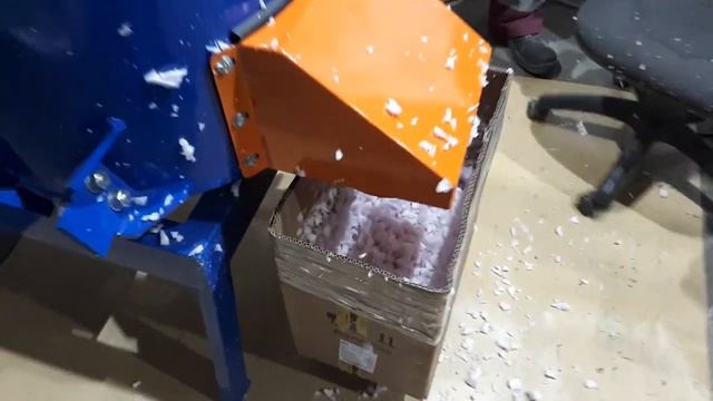 Дробилка дробление поролона на  МИ 600+ сетка 20мм.mp4