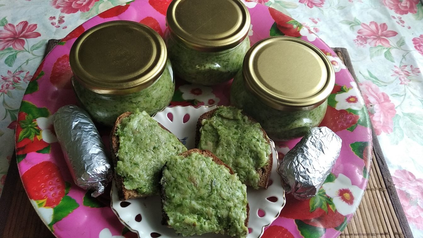 Закуска за 10 минут из сала с чесночными стрелками. Просто, быстро, но очень вкусно.