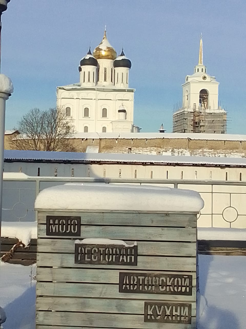 Шпиль и циферблат колокольни Псковского Кремля покрыли сусальным золотом