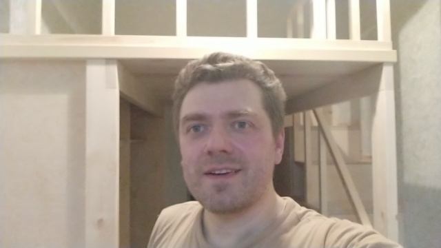 Второй ярус в комнате коммуналки со встроенным шкафом и лестница-полки