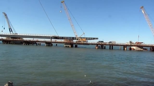 25.07.2017 Передвижение гусеничного крана по рабочему мосту на строительстве Крымского моста