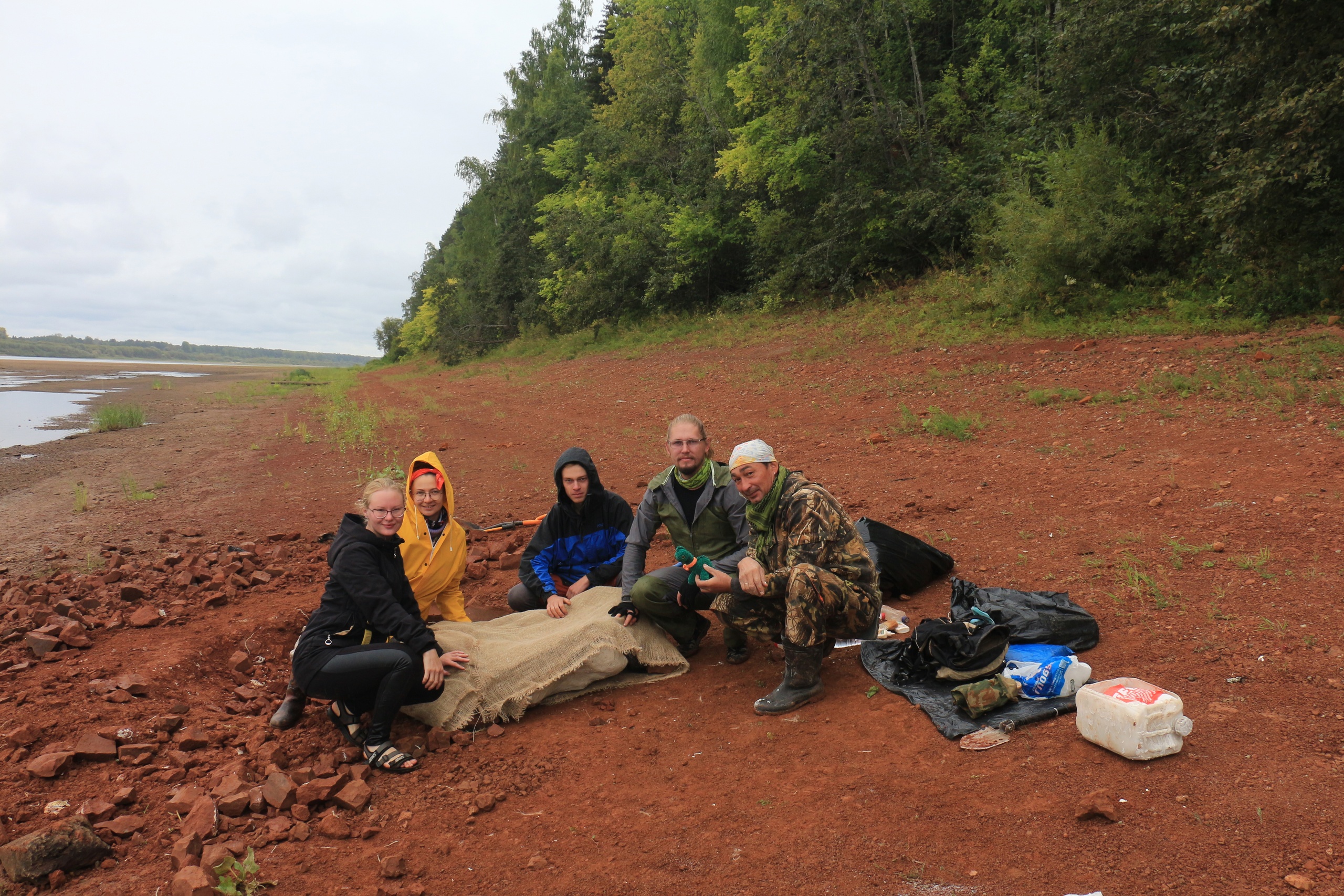 Раскопки двух парейазавров на Котельничском местонахождении. Конец августа 2023 года.