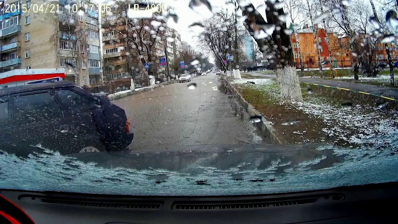 Никого не трогал, чуть не прилетело (Авария снятая на регистратор)