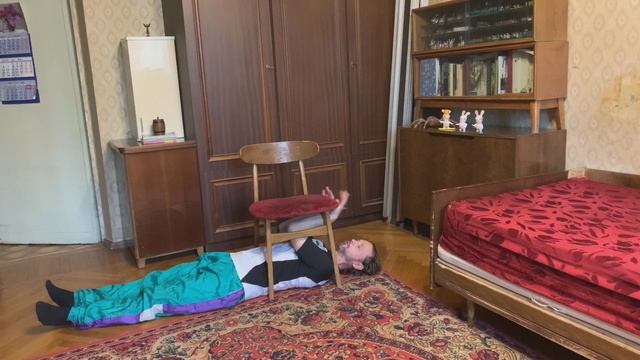 Используем стул, чтобы учиться подтягиваться