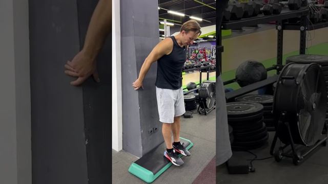 Тыльное сгибание голеностопа у стены