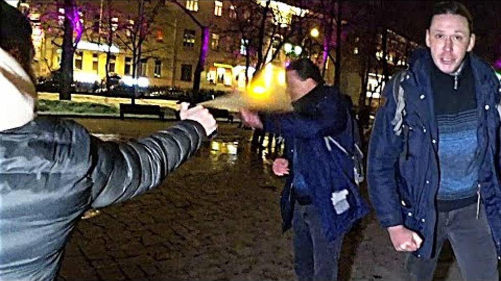 ЛЕВ ПРОТИВ - НAЦИСT НAПAЛ, ПОЛУЧИЛ ПЕРЦOВКOЙ