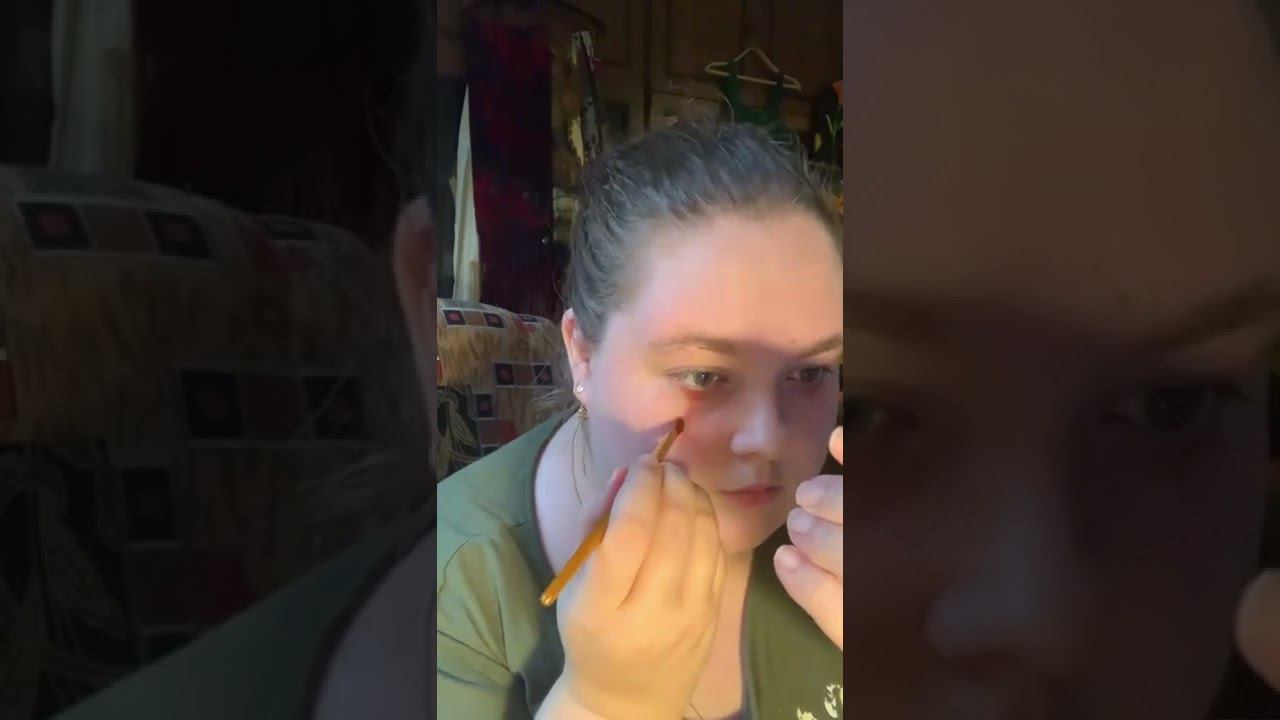 Пытаюсь сделать страшный макияж