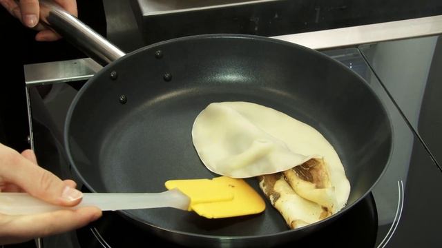 Почему на Масленицу нужно печь румяные и кружевные блины?