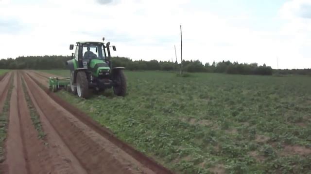 Культиватор-гребнеобразователь обработке почвы до и во время посадки картофеля.mp4