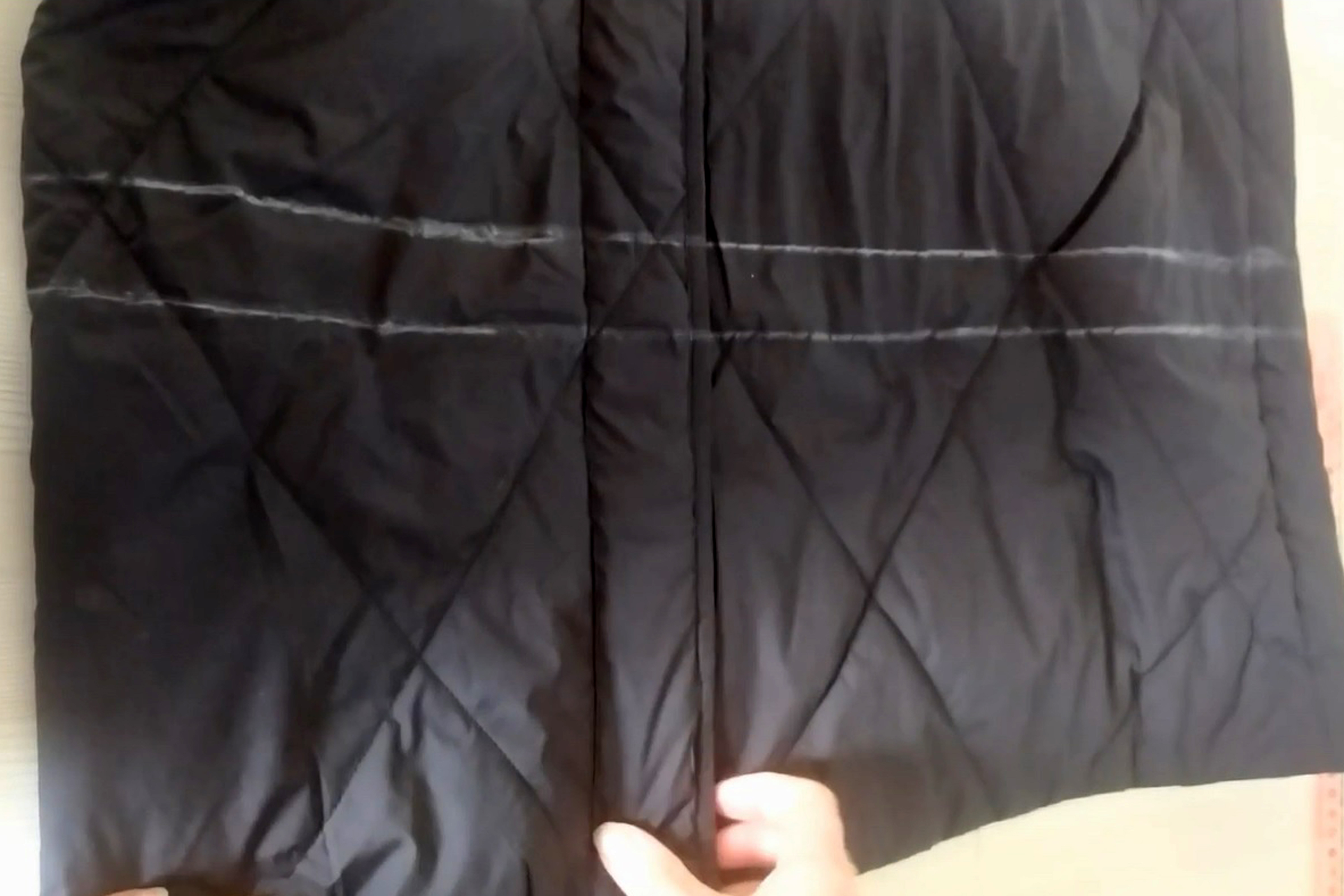 Как укоротить плащ с молнией во всю длину?