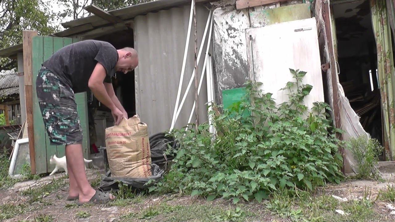 Во время покраски начал заливать завалинку. Покраска дома 3 серия.