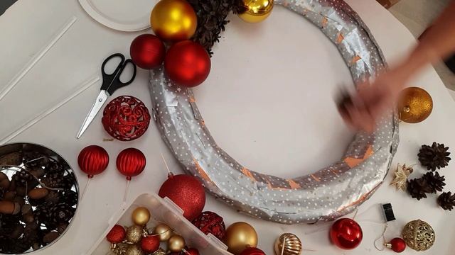 Мамины помощники делают Новогодний венок из 240 шишек. Забавное видео.mp4