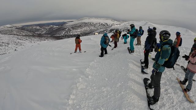 Выгружаемся из ратрака, встегиваемся и слушаем гида
