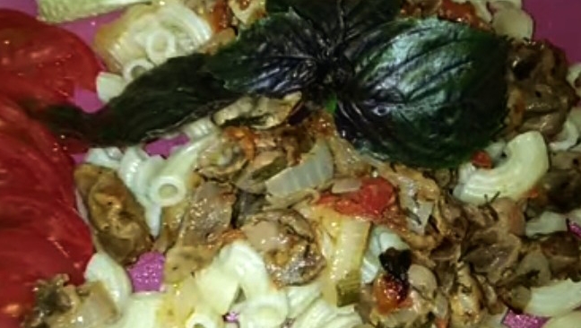 КУРИНЫЕ ЖЕЛУДОЧКИ С ЛУКОМ И ПОМИДОРАМИ