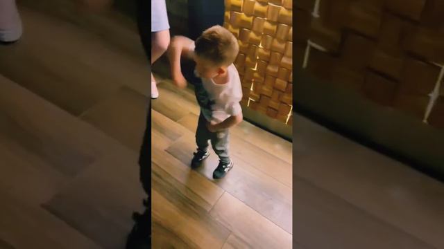 В крутых ортопедических кроссах Персей и танцуется легко!