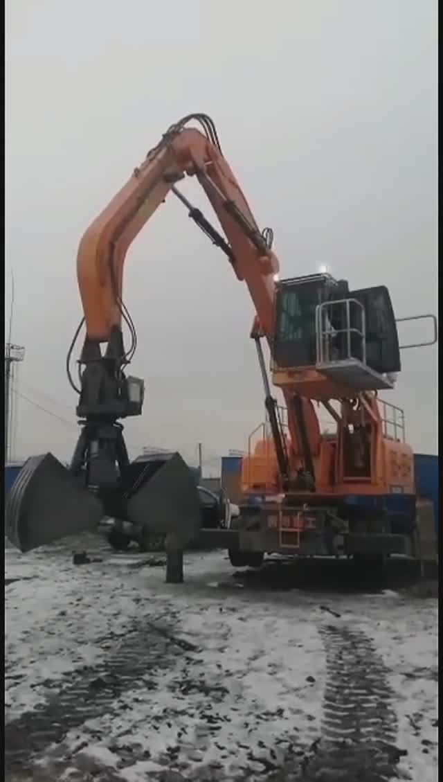 Перегружатель Yonggong-Borus 260 работает в Кемеровской области