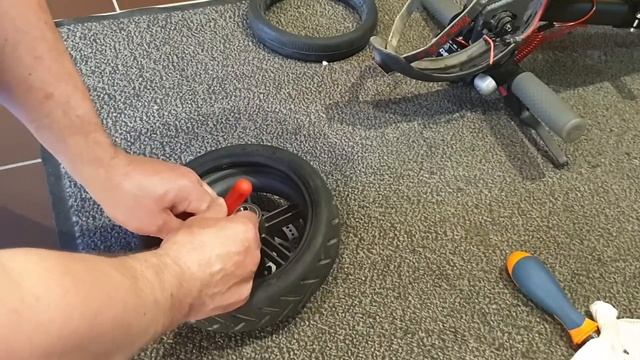 Монтаж покрышки на колесо xiaomi m365. Как забортировать покрышку руками.