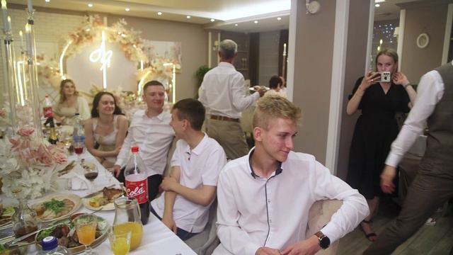 Кто из гостей ответит на вопрос, тот получит кусочек свадебного торта