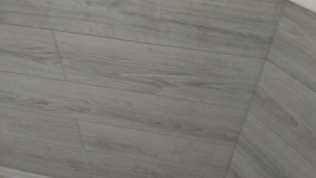 Легкая отделка холодного балкона. Ламинат на парапете и пол. Полочки на лоджии.