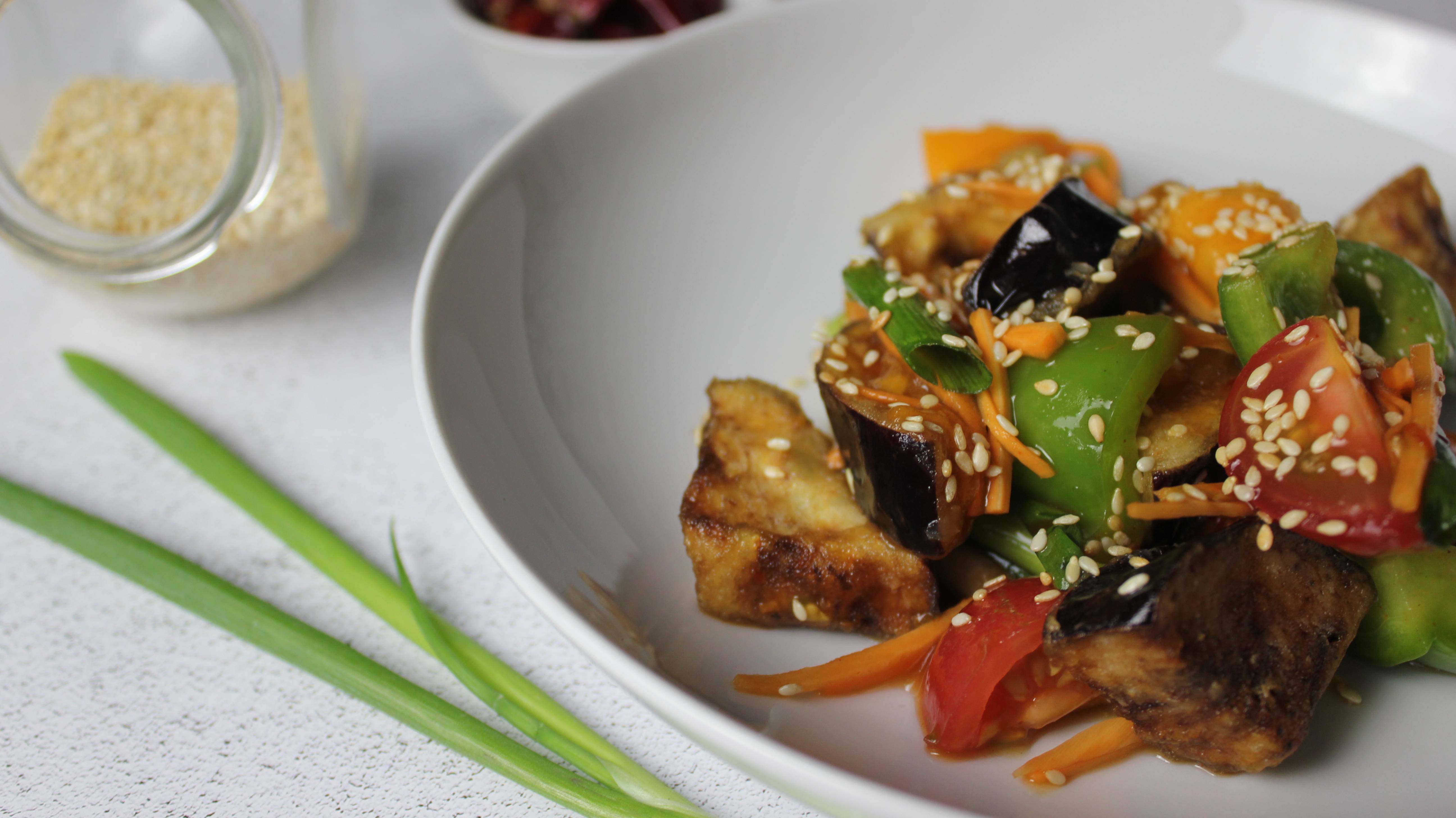 Очень вкусный и яркий - салат с хрустящими баклажанами