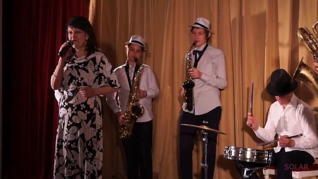 "Огонек"  исп. Марина Лаштабег и ансамбль саксофонистов под управление Константина Кузнецова .mp4