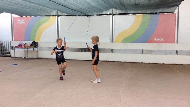 Скакалка для дошкольников. 21. Одна веревка на двоих. Прыжок в крест.