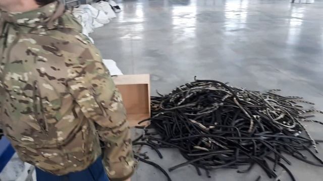 Дробилка дробление шлангов МИГ 300 для футбольных полей.mp4